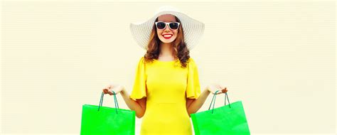 도시에서 노란색 드레스와 여름 밀짚 모자를 쓰고 화려한 쇼핑백을 가진 아름다운 행복한 젊은 여성 세일에 대한 스톡 사진 및 기타 이미지 Istock