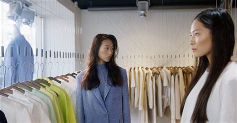 실내 구색 구색을 갖춘 다양 다양한 두 여자 디스플레이 모델 부티크 부티크 디스플레이 상업 패션 상점 소매 쇼핑 소매업 쇼핑 숙녀 스타일