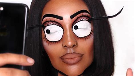 Makeup Artist Turns Into A Kim Kardashian Cartoon For Halloween