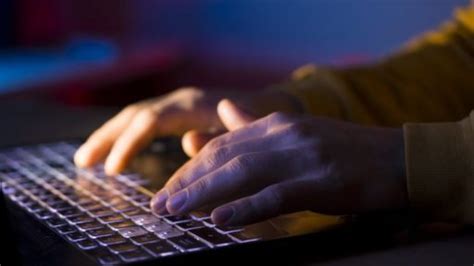 Illinois Man Charged With Hacking 600 Snapchat Accounts Stealing Nude