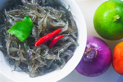 새우와 칠리와 향료와 태국 요리 냠 Kuggetgn 음식 그릇에서 많은 작은 갑각류에서 이루어집니다 새 콤 하 고 짭짤한 소스