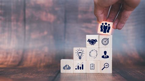 성공을위한 팀 작업의 개념 아이콘이있는 나무 블록 및 사람이 아이콘을 넣는 것은 조직을 이끄는 가장 중요하고 강력한 팀입니다 개발에 대한 스톡 사진 및 기타 이미지 Istock