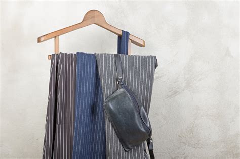 쇼핑과 스타일의 개념회색 콘크리트 배경에 트 렌 디 한 줄무늬 바지와 가방 옷 랙 0명에 대한 스톡 사진 및 기타 이미지 0명 가방 개인 장식품 Istock