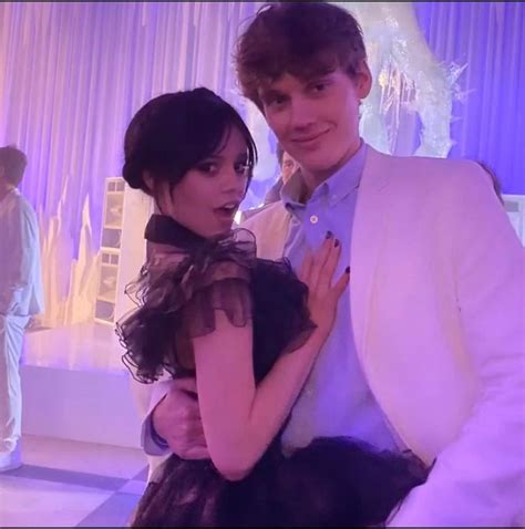 Jenna Ortega And Hunter Doohan On The Set Of Wednesday Addams Mercredi Photographie Portrait