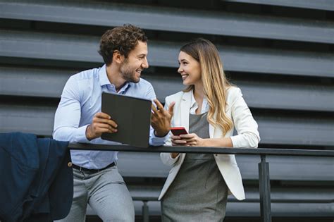 태블릿 컴퓨터에서 온라인으로 작업하는 비즈니스 커플 남자 사업가에 대한 스톡 사진 및 기타 이미지 남자 사업가 건물 외관