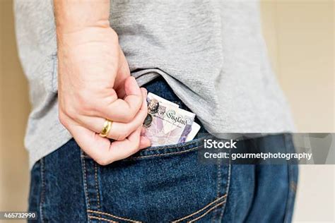 남자 하면 현물인도 수거통 지급어음 대상쪽으로 뒷주머니 청바지 2015년에 대한 스톡 사진 및 기타 이미지 2015년 개념 개념과 주제 Istock