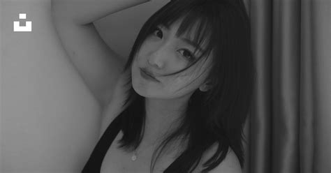 머리에 손을 얹은 여성의 흑백 사진 사진 Unsplash의 무료 여자 이미지