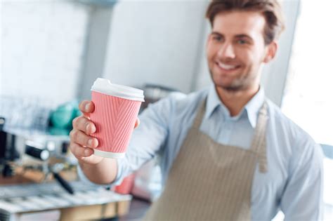 커피숍에서 일하는 젊은 성인 바리스타 커피와 종이 컵을 들고 긍정적인 감정 표현에 대한 스톡 사진 및 기타 이미지 긍정적인 감정 표현 기계류 남성 Istock