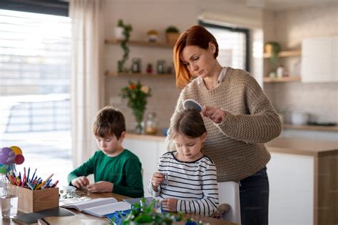 집에서 조립 키트를 가지고 놀 때 그들을 격려하는 어린 아이들의 어머니 사진 Unsplash의 슬로바키아 이미지