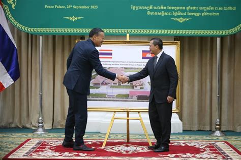 នាយករដ្ឋមន្ត្រីកម្ពុជា និងថៃ អញ្ជើញទទួល និងប្រគល់មជ្ឈមណ្ឌលសំចត