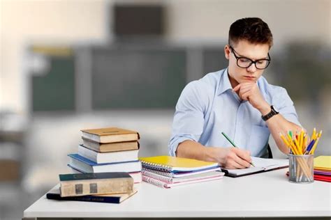 Fotos De Menino Estudando Imagens De Menino Estudando Sem Royalties