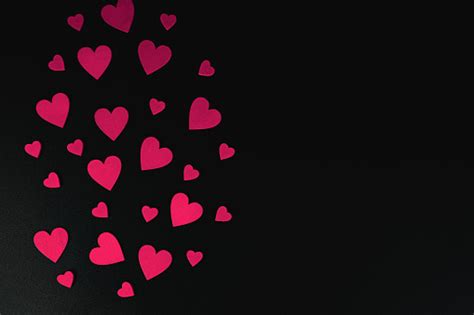 텍스트 공간이있는 해피 발렌타인 데이 인사말 카드 세인트 발렌타인 데이에 검은 배경에 분홍색 마음 배경 개념을 사랑해요 개념에 대한 스톡 사진 및 기타 이미지 Istock