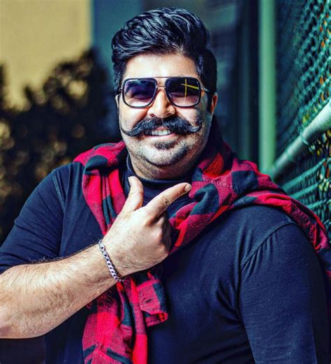 بیوگرافی بهنام بانی از خوانندگی و فوتبال تا ازدواج و همسرش