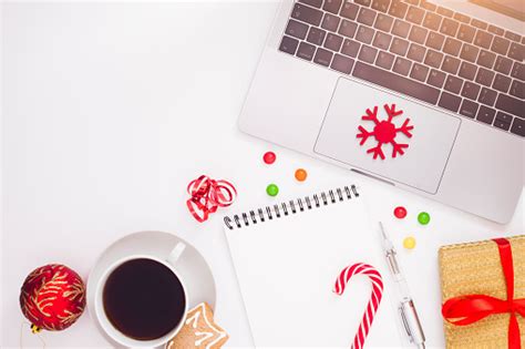 크리스마스 준비 노트북 일일 플래너 커피 한 잔 선물 및 흰색 배경에 장식 맨 위 보기 텍스트의 공백입니다 0명에 대한 스톡