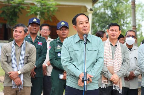 ឯកឧត្តម ងួន រតនៈ អភិបាលខេត្តកំពង់ធំ អញ្ជើញនាំយកពូជស្រូវស្រាល របស់សម្ដេចតេជោ ចែកជូនប្រជាពលរដ្ឋ