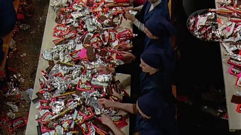 Отрывок из фильма Вилли Вонка и шоколадная фабрика 1971 Верука Соль находит золотой билет