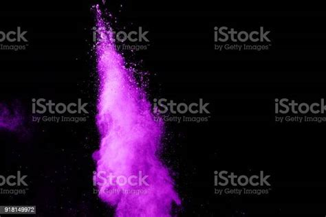 추상 분홍색 먼지 폭발 블랙 Backgroundabstract 핑크 파우더에 검은 바탕에 산 산 조각 핑크 파우더 스플래시의 움직임을 동결 가루로 빻은에 대한 스톡 사진 및