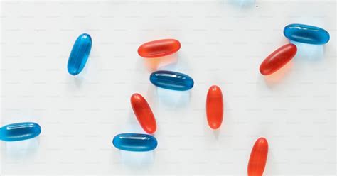 흰색 표면에 빨간색과 파란색 알약 그룹 사진 Unsplash의 파란 알약 이미지