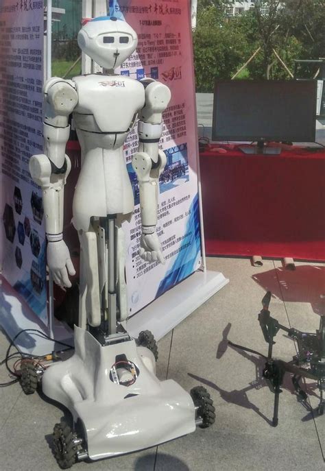 东北大学师生研发双臂轮式仿人机器人，实现vr远程同步协作 机器人 南京合越智能~柔性传感器 可穿戴传感器与人机协作交互数字化