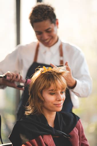 전문 패션 미용사 및 헤어 뷰티 살롱의 개념 여성 고객 사람에게 트리트먼트를 만드는 헤어 스타일리스트 이발 및 코퓨어 케어를위한 가위를 사용하여 스튜디오 라이프 스타일의