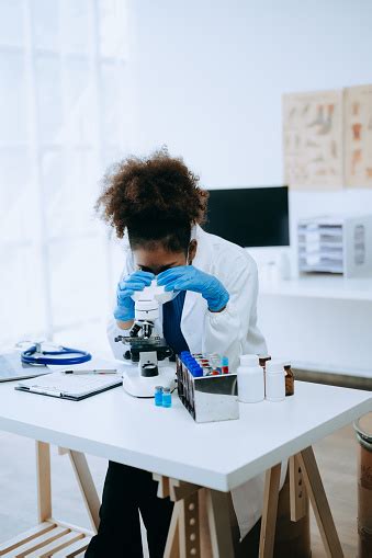 현대 의학 연구소 생화학 샘플을 분석하는 마이크로 피펫을 사용하는 아프리카 여성 과학자 의학을 위한 첨단 과학 화학 실험실 20 24세에 대한 스톡 사진 및 기타 이미지