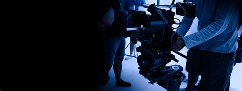 무대 뒤에서 비디오 제작 영화 제작진과 카메라맨이 스튜디오에서 영화 감독과 함께 작업하는 Tv 상업 영화 제작 영화 제작 컨셉 실루엣 스타일 산업에 대한 스톡 사진 및 기타