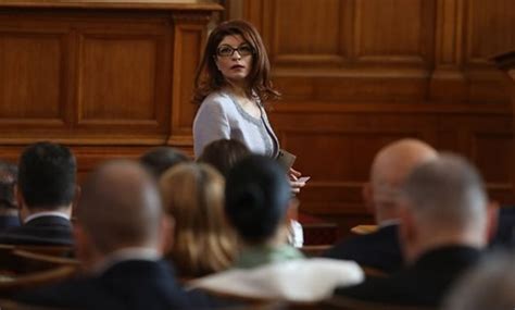 Парламентът гласува оставката на Десислава Атанасова