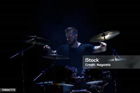 음악 인물 악기 및 엔터테인먼트 컨셉콘서트 나 스튜디오에서 드럼과 심벌 즈를 연주하는 남성 음악가 드럼 연주자에 대한 스톡 사진 및 기타 이미지 Istock