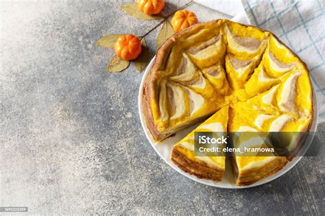 아침 식사로 건강한 가을 디저트 호박 코티지 치즈 캐서롤 파이 얼룩말 돌 배경에 치즈 초콜릿 호박이 있는 줄무늬 캐서롤 복사 공간 0명에 대한 스톡 사진 및 기타 이미지