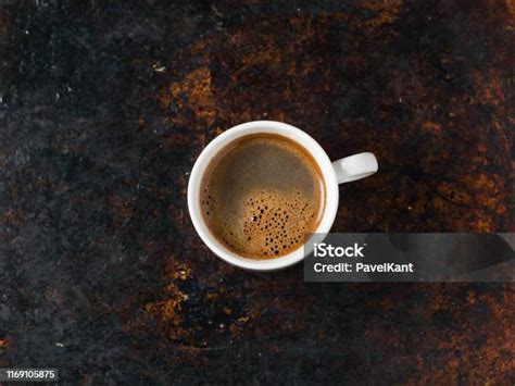 흰색 에스프레소 커피 컵과 오래된 녹슨 갈색 배경에 구운 콩 맨 위 보기 0명에 대한 스톡 사진 및 기타 이미지 0명 곡초류 구이 Istock
