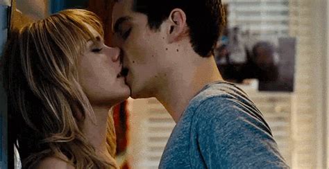 个女生暗示信号她希望你大胆进攻不要怂 知乎