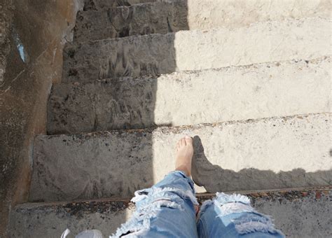 무료 이미지 산책 청바지 신발류 구두 인간의 다리 콘크리트 시멘트 벽토 발목 4687x3365 Jean Zabulon 1508057 무료 이미지