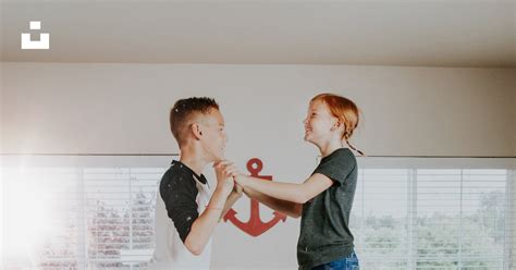 소년과 소녀 뛰어 흰색 침대 매트리스 안에 방 안에 사진 Unsplash의 무료 프레스 노 이미지