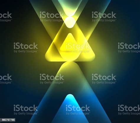 어두운 공간에 빛나는 밝은 삼각형 유리 추상적인 배경 디자인 3차원 형태에 대한 스톡 벡터 아트 및 기타 이미지 3차원 형태 검은색 구름 Istock