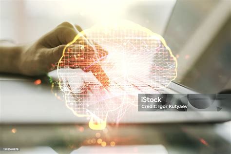 배경에 컴퓨터 키보드에 손으로 입력창조적 인 인간의 뇌 마이크로 회로의 이중 노출 미래 기술 및 Ai 개념 가격에 대한 스톡 사진 및 기타 이미지 Istock