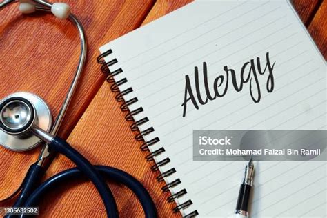 나무 배경에 알레르기로 작성 된 청진기 펜 및 노트북의 최고 보기 건강 개념 감기와 독감에 대한 스톡 사진 및 기타 이미지 감기와 독감 건강관리와 의술 건강한 생활