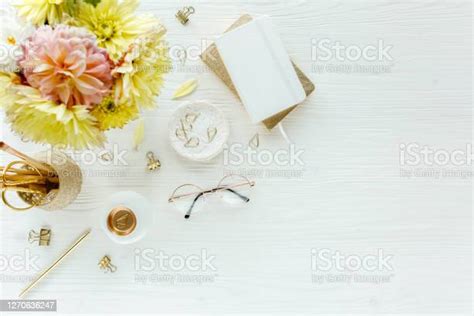 플랫 레이 여성 사무실 책상 컴퓨터 분홍색과 노란색 장미 꽃 액세서리 일기 흰색 배경에 안경 여성 작업 공간 위쪽 보기 0명에 대한 스톡 사진 및 기타 이미지 Istock