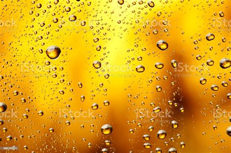 얼음 차가운 유리 물으로 덮여 방울 방울 물 황금 노란색오렌지 음료 배경 빗방울 텍스처의 가까이 응축 냉 음료 0명에 대한 스톡 사진 및 기타 이미지 Istock
