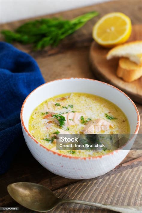 숟가락과 빵 몇 조각을 가진 흰 그릇에 연어와 크림 생선 수프 로히키티토는 핀란드 전통 수프이자 카렐리안 수프입니다 소박한 스타일 호리슨탈 오리엔테이션 수프에 대한 스톡