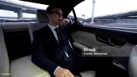 실망 한 사람이 차에 타고 큰 도시를 보고 실패 한 거래 사업 남자 사업가에 대한 스톡 사진 및 기타 이미지 남자 사업가