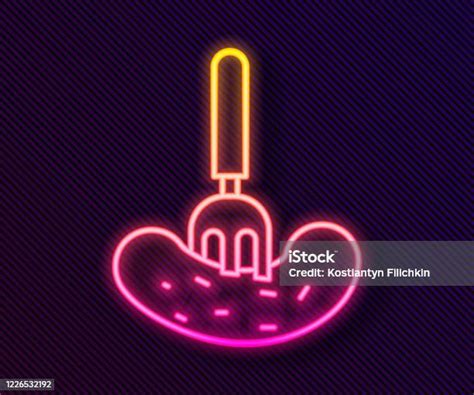 검은 색 배경에 고립 된 포크 아이콘에 빛나는 네온 라인 절인 오이 벡터 일러스트레이션 건강한 생활방식에 대한 스톡 벡터 아트 및 기타 이미지 건강한 생활방식 건강한