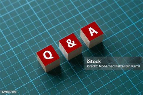 녹색 사각형 배경에 Qampa로 작성된 빨간색 나무 블록의 선택적 초점 0명에 대한 스톡 사진 및 기타 이미지 0명 개념 개념과 주제 Istock