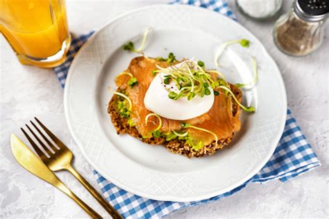 아보카도 소금에 절인 연어 데친 달걀 마이크로그린을 곁들인 건강한 토스트 오메가 3에 대한 스톡 사진 및 기타 이미지 오메가 3 음식 항산화제 Istock