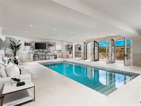 鸭蛋姐🎏 On Twitter 新爆出来的这个房子2700万，三层，带室内游泳池。 不过呢，傅拍照的地点是在人家围墙外面，大街上散步的地方。 应该是散完步又回1400万那个房子了。