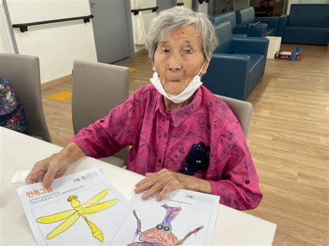 6월 24일 삶 사암 센터 이야기 반쪽그림 집게로 공 옮기기 활동갤러리 사암노인복지센터