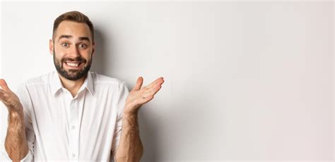 어깨를 으쓱하고 미안한 표정으로 웃고 있는 어색한 매니저의 클로즈업 무료 사진