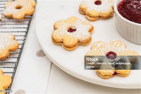 라즈베리 잼으로 채워진 꽃 모양의 쇼트 브레드 쿠키는 흰색 배경에 닫힙니다 0명에 대한 스톡 사진 및 기타 이미지 0명 가루 설탕 꽃 식물 Istock