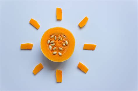 가벼운 배경에 씨앗이있는 호박 조각은 태양의 모양에 배치됩니다 개념 채식주의 건강한 음식 가을에 대한 스톡 사진 및 기타 이미지 Istock