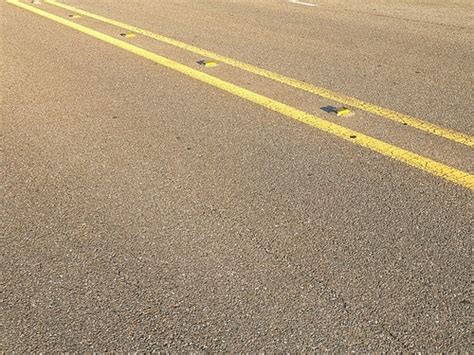 유토이미지 일몰빛과 아스팔트 도로의 중앙선