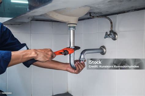 화장실에서 일하는 배관공 배관 수리 서비스 조정 가능한 렌치로 누출 된 싱크대를 수리하고 조립 하고 개념을 설치합니다 연관공에 대한 스톡 사진 및 기타 이미지 Istock